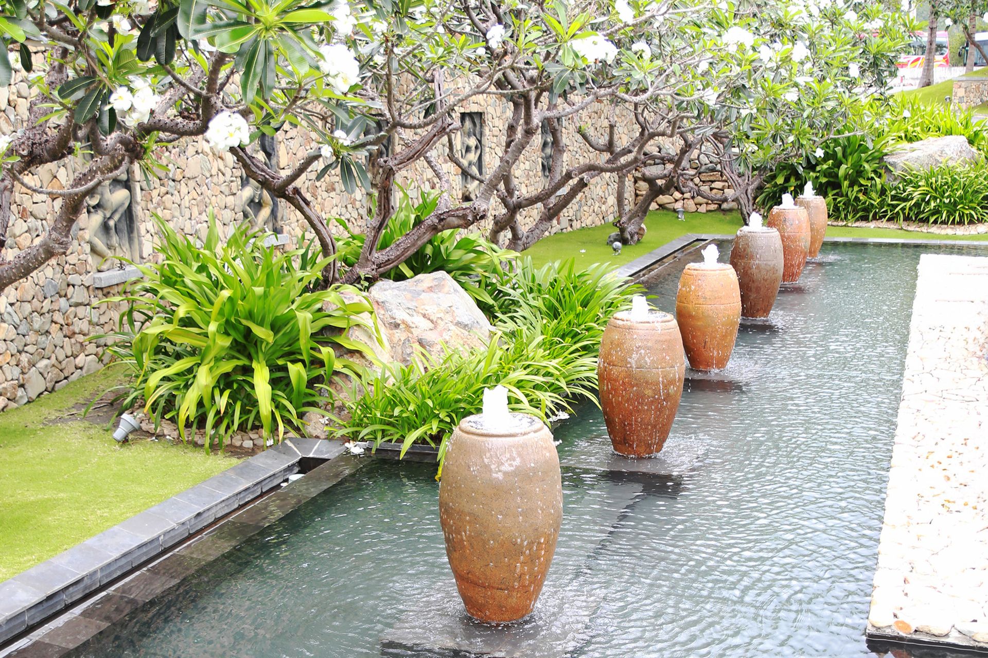 Ceramic Water Features | Kellock Pots & Planters